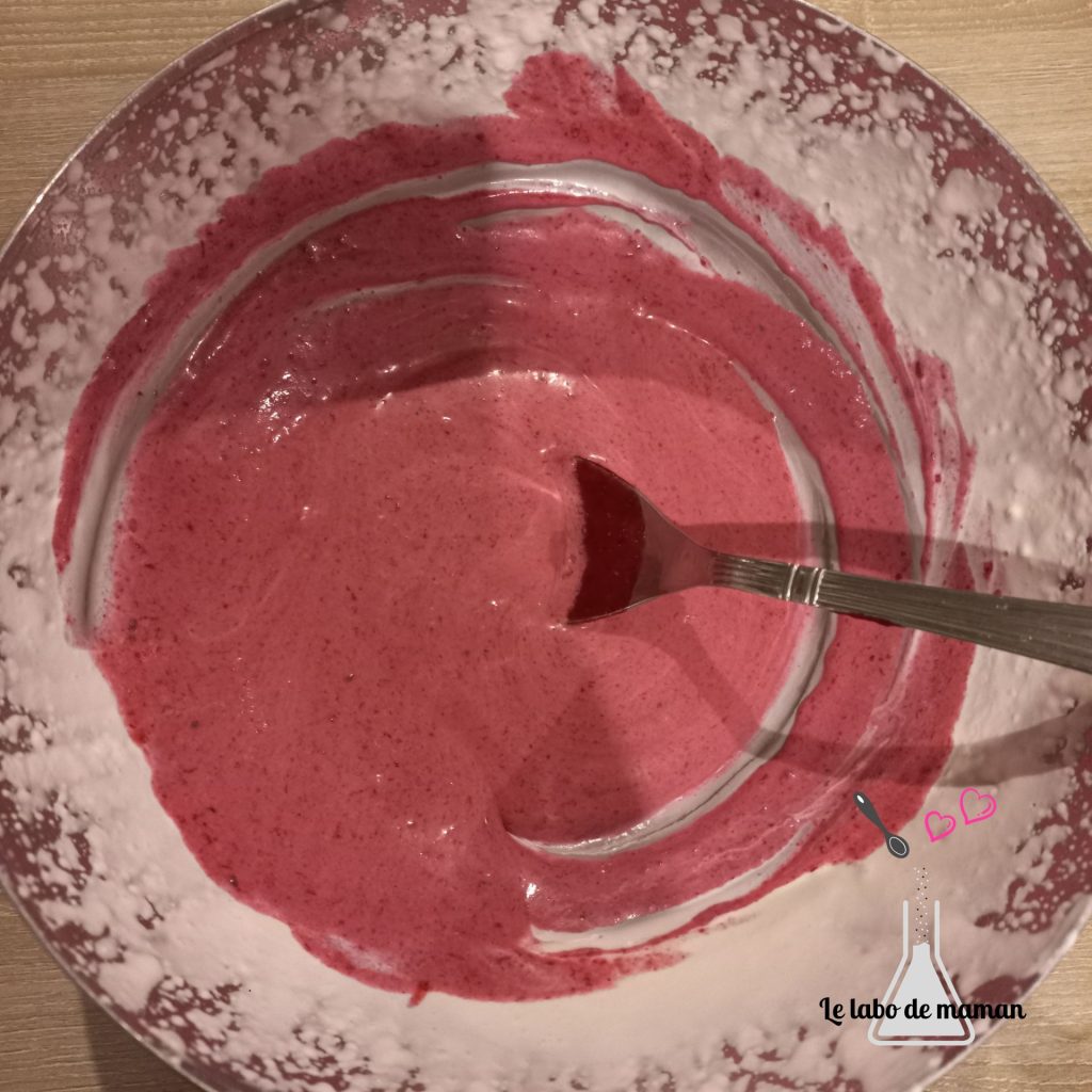 Bûche vanille, pistache et insert fruits rouges