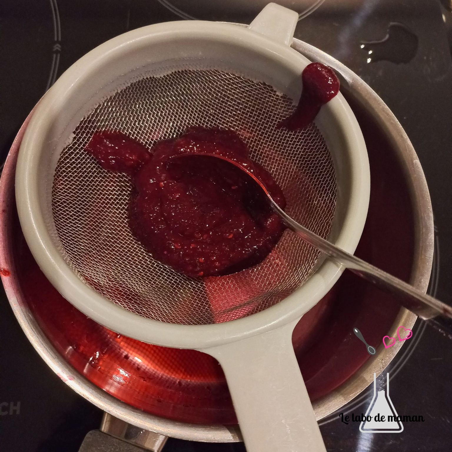 Bûche vanille, pistache et insert fruits rouges
