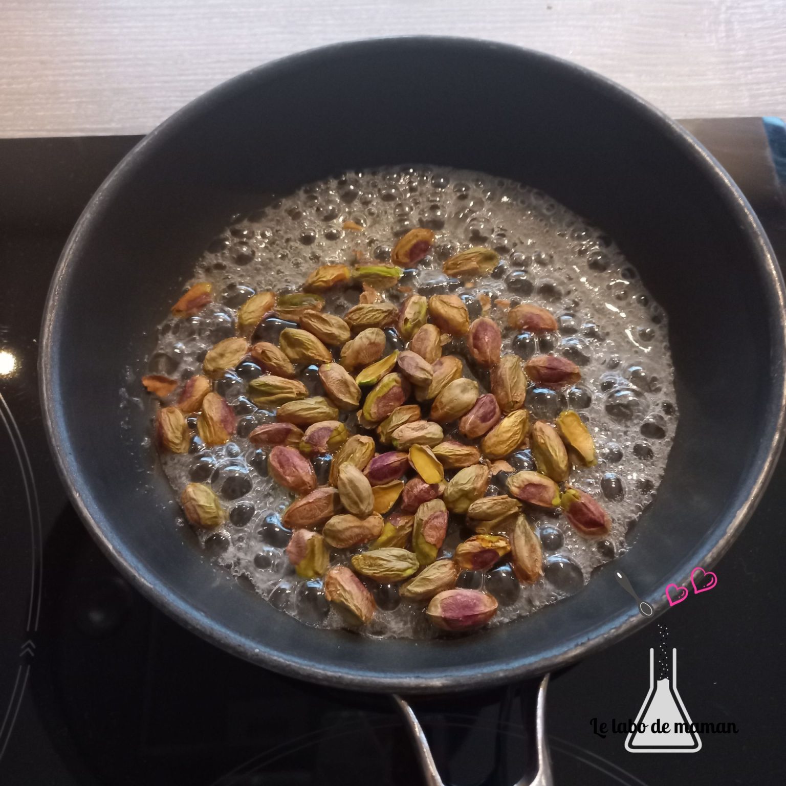 Bûche vanille, pistache et insert fruits rouges